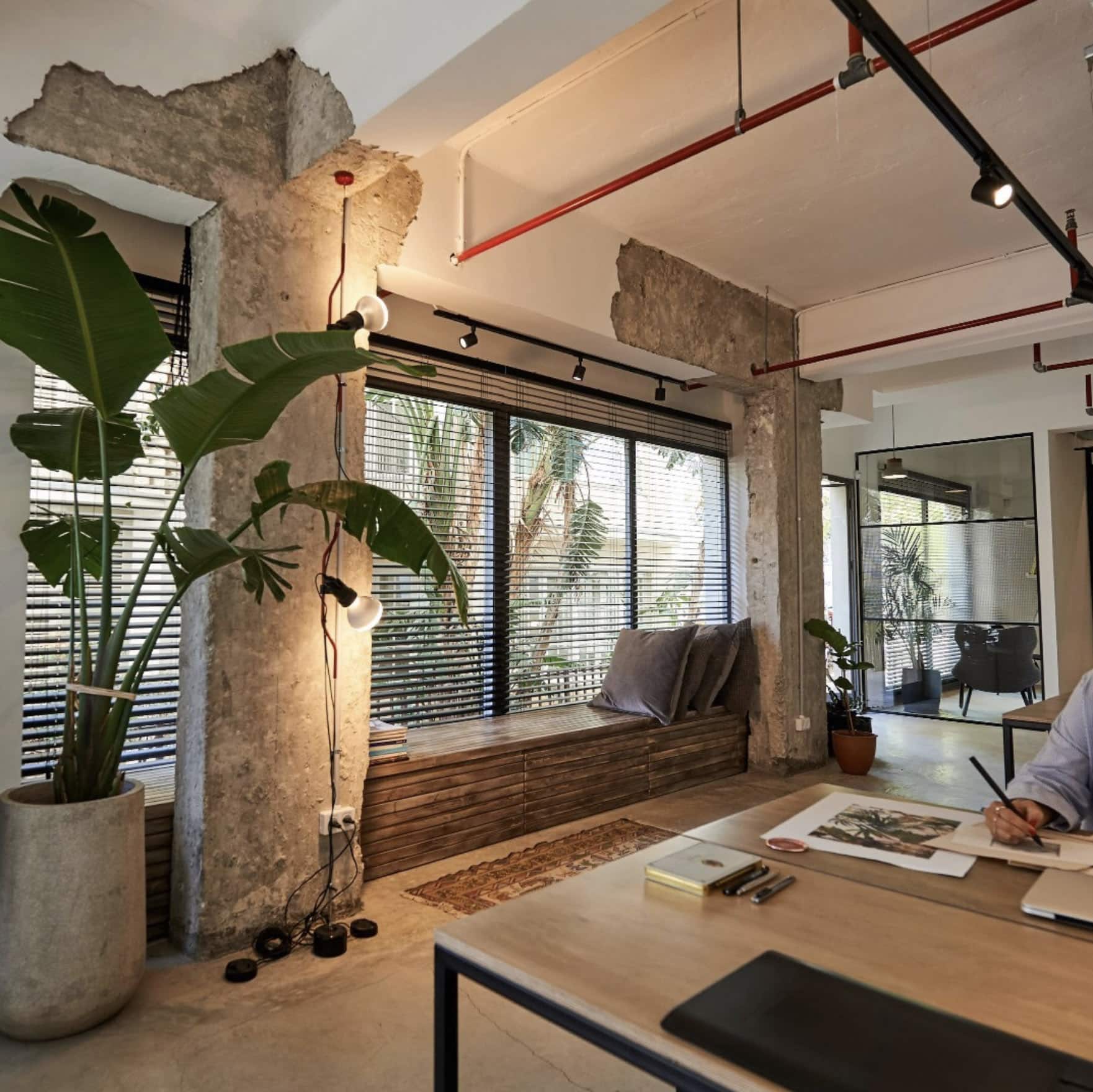 נועה והדס מעצבות בשתיים בסטודיו Two Design — אות־אות־אות